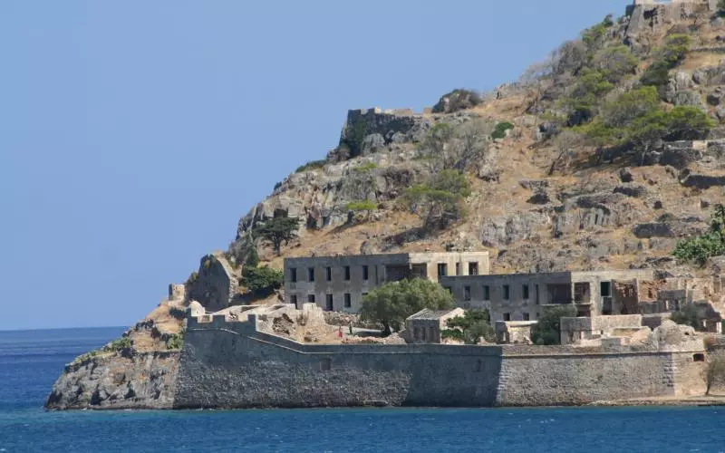 ISpinalonga, iCrete Ekuqaleni, iSpinalonga sasingesona isiqhingi, kepha sasiyi-peninsula. Ngekhulu le-16, lapho amaVenetians ebusa konke lapha, bahlukanisa ingxenye yenhlonhlo futhi bakha inqaba engenakunqotshwa. Kakade ekuqaleni kwekhulu lama-20, lesi siqhingi sasetshenziswa njengekoloni labanochoko, esahlala kwaze kwaba ngu-1965, lapho umhlali wokugcina asishiya. Namuhla, iSpinalonga siheha izivakashi ukuthi wonke umuntu oza eKrethe ukubheka njengomsebenzi wakhe ukuvakashela.