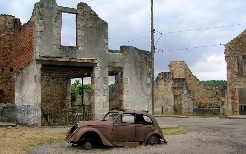 Oradour-sur-Glane, Frankräich Bal d'ganz Bevëlkerung vun dësem franséische Duerf gouf brutal 1944 vun der däitscher SS massakréiert. Och wann en neit Duerf an der Géigend gebaut gouf, gouf decidéiert den Oradour-sur-Glane an Erënnerung un déi 642 Männer, Fraen a Kanner ze halen, déi wärend dem Krich ëmbruecht goufen.