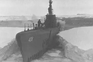 WWII dab submarine: satellite pom silhouette hauv dej khov