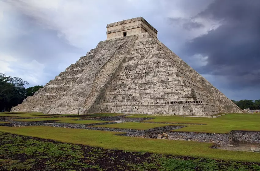 Kukulcana, Yucatan Mae dinas Chichen Itza yn un o ddinasoedd Maya. Yn ôl pob tebyg, fe'i sefydlwyd yn y 7fed ganrif OC. Mae'n cynnwys sawl tirnod Maya mawr, gan gynnwys Teml Kukulkan. Mae'n byramid 9 cam gydag uchder o 24 metr. Mae pedwar grisiau yn arwain at ben y deml, pob un yn cynnwys 91 o risiau. Mae'r grisiau wedi'u fframio gan balwstrad carreg sy'n cychwyn ar waelod pen neidr. Ar ddyddiau cyhydnosau'r gwanwyn a'r hydref ar rai adegau o'r dydd, mae balwstrad prif risiau'r pyramid yn cael ei oleuo yn y fath fodd fel bod y neidr yn cymryd corff sydd wedi'i ffurfio o gysgodion, ac mae'r rhith yn cael ei greu ei fod cropian.