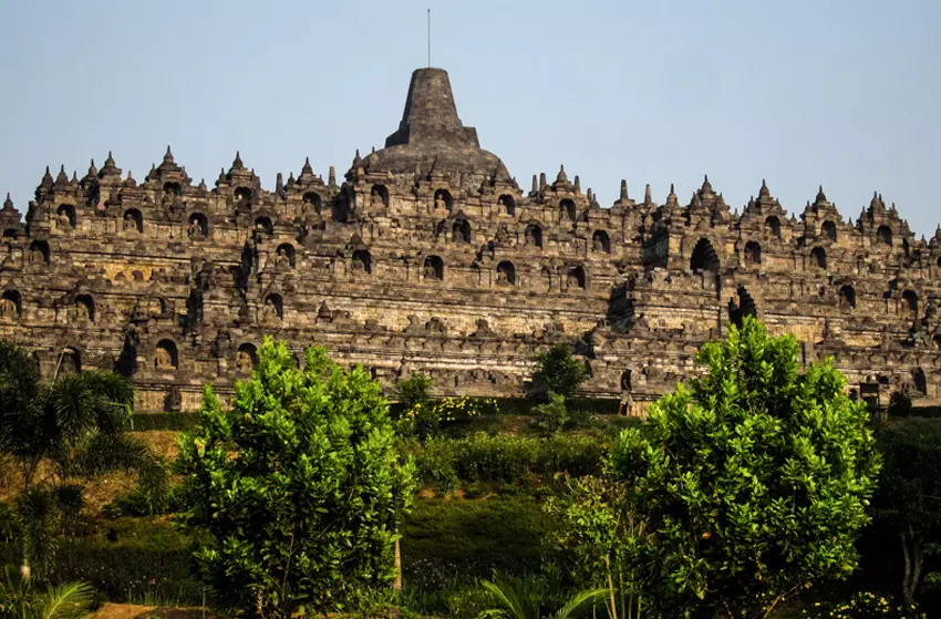 Borobudur, Java ဗုဒ္ဓဘာသာစေတီတော်မြတ်နှင့်ဆက်နွယ်သောဘုရားကျောင်းများသည်အင်ဒိုနီးရှားနိုင်ငံ Java ၏ကျွန်းပေါ်တွင်တည်ရှိသည်။ စေတီတော်မြတ်တွင်ကျောက်တုံး ၂၀၀၀၀၀ ပါဝင်ပြီးတည်ဆောက်ပုံတစ်ခုလုံး၏ထုထည်မှာ ၅၅၀၀၀ m³ခန့်ရှိသည်။ အဆောက်အ ဦး သည် ၇-၉ ရာစုမှစတင်ခဲ့သည်။ Borobudur complex သည်ကမ္ဘာ့အမွေအနှစ်နေရာတစ်ခုဖြစ်သည်။