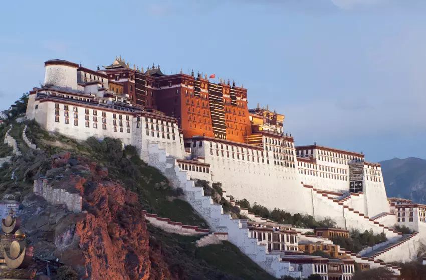 Jumba la kifalme la Potala, Tibet Royal na hekalu la Wabudhi ziko kwenye urefu wa mita 3,700 kwenye Red Hill huko Lhasa. Jumla ya eneo la jumba tata ni mita za mraba 360,000. Jengo la kwanza lilijengwa mnamo 637 na mfalme wa Tibet, Songtsen Gampo. Hapo awali, jumba hilo lilikuwa la mbao, lakini katika karne ya 8 umeme uligonga jengo hilo, liliteketezwa kwa sehemu, na baadaye likaharibiwa katika vita vya ndani. Pango la Fa-Wana tu na ukumbi wa Pabalakan ndio wamenusurika kutoka humo. Ugumu huo ulianza kupata muonekano wake wa kisasa mnamo 1645, wakati Dalai Lama alichukua ujenzi wake. Mahali kuu ya sala na mila ya kidini ilikuwa Ikulu Nyekundu, pia inaitwa Hekalu la Potala.