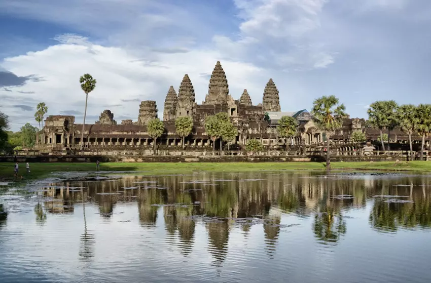 Angkor Wat, Cambodia Arhosodd cyfadeilad anferth y deml Hindwaidd am amser hir ar goll ymhlith y fforestydd glaw, nes ym 1860 y teithiwr Ffrengig Henri Muo wedi dweud wrth y byd amdano. Mae'r cyfadeilad yn gorchuddio ardal o 200 hectar ac mae'n strwythur hirsgwar gyda maint o 1500 × 1300 metr. Yn ôl pob tebyg, adeiladwyd y deml yn y 7fed ganrif. Yn 1992, cafodd y cyfadeilad unigryw ei gynnwys yn Rhestr Treftadaeth y Byd UNESCO.