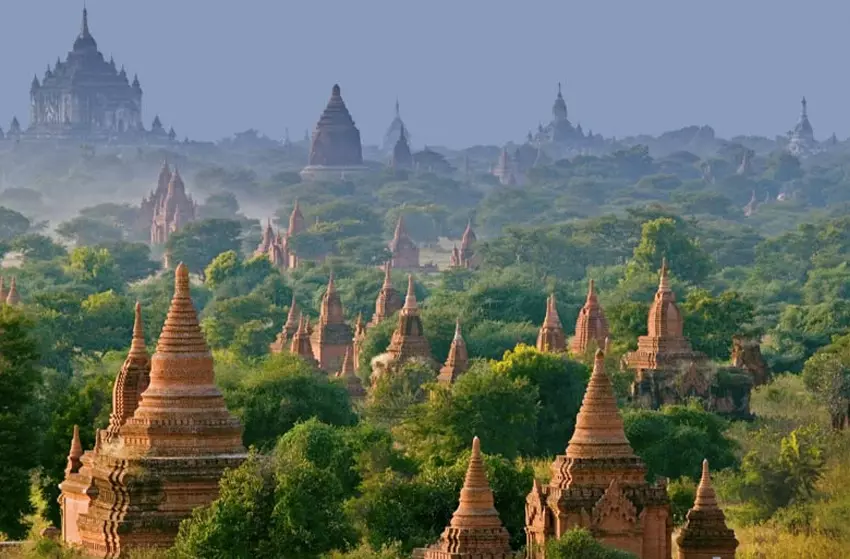 Bagan, Burma Codwyd miloedd o pagodas, temlau, stupas a mynachlogydd yn ystod ei anterth ym mhrifddinas teyrnas Bagan, sydd wedi'i lleoli ar diriogaeth Myanmar fodern. Mae'r rhan fwyaf o'r adeiladau'n dyddio'n ôl i'r ganrif XI-XIII. Ar ardal o 42 metr sgwâr. km. mae tua 5 mil o adeiladau cysegredig amrywiol wedi goroesi. Yr adeilad enwocaf yw'r Shwezigon Pagoda. Mae'n cynnwys asgwrn a dant y Bwdha.