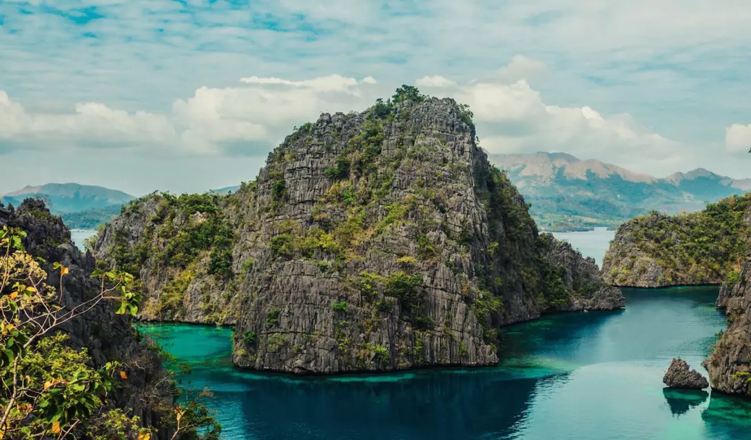 Danau Kayangan mangrupikeun salah sahiji tempat wisata utama Pulo Corona. Teluk anu bérés sareng herangna cai héjo anu héjo aya dina luhurna handap: saatos naékna sapuluh menit, teu aya anu tiasa nolak ngojay di dieu.