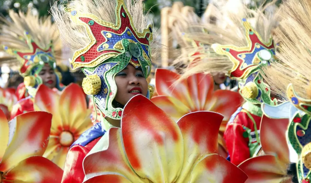 Spalvingas Aliwan festivalis Maniloje vyksta kasmet. Įvairių kultūrinių grupių grupės susirenka dalyvauti šokių parade, grožio konkurse ir plaukimo varžybose.