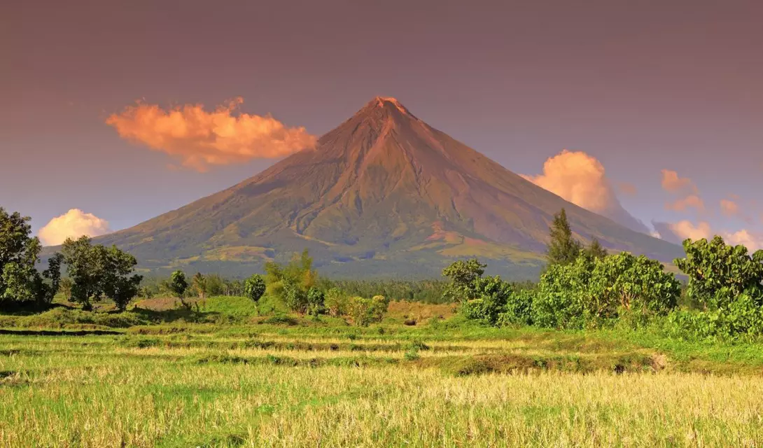 Umusozi wa Mayon, uherereye ku kirwa cya Luzon, nicyo kirunga gikora cyane muri Philippines. Guhuza neza kwimpande zayo bituma ikirunga impano nyayo kumugenzi utunganijwe.