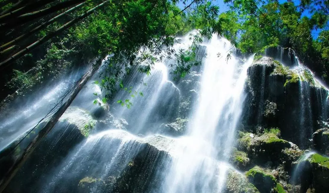 Mathithi akuluakulu a Tumalog Falls ali pafupi ndi mzinda wa Oslob, Cebu Island. Izi ndizachilengedwe: madzi oyera kwambiri amatsetsereka kuchokera kumapiri atazunguliridwa ndi nkhalango yabata.