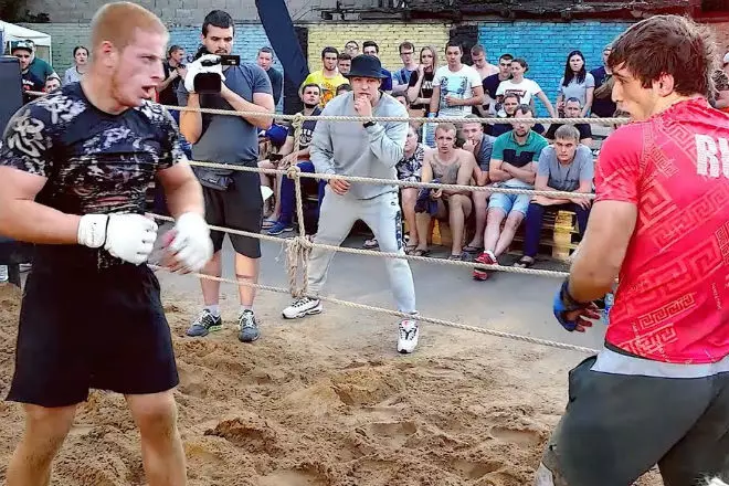 O mestre Wushu enfrontouse ao mesmo tempo a un combatente marino e un MMA