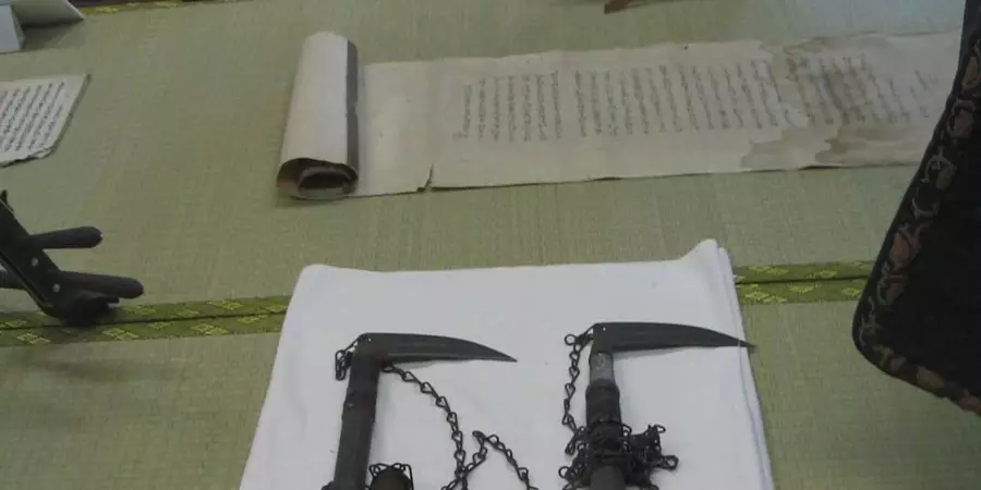 Kusarigama Il s'agit d'une variante du kusari fundo, où une faucille pointue est attachée à l'extrémité au lieu d'un poids. Il pouvait être lancé sur l'ennemi, puis tiré en arrière par la chaîne.