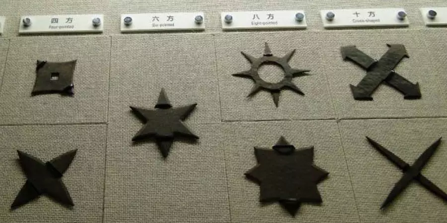 Shuriken Shuriken est l'une des armes ninja les plus célèbres. Contrairement à la croyance populaire, il était rarement utilisé. Il est pratique de confondre un ennemi qui avance avec un shuriken et, en l'humidifiant avec du poison, d'essayer d'entrer dans une partie non protégée du corps.