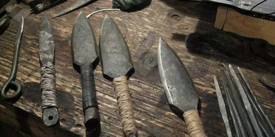 Kunai Une grande partie de l'armement du ninja provient d'outils agricoles conventionnels. Et le kunai ne fait pas exception : les paysans l'utilisaient comme une spatule, mais le ninja punch kunai monte dans les murs.