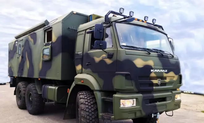 Kamaz w środku skrywający całą wannę