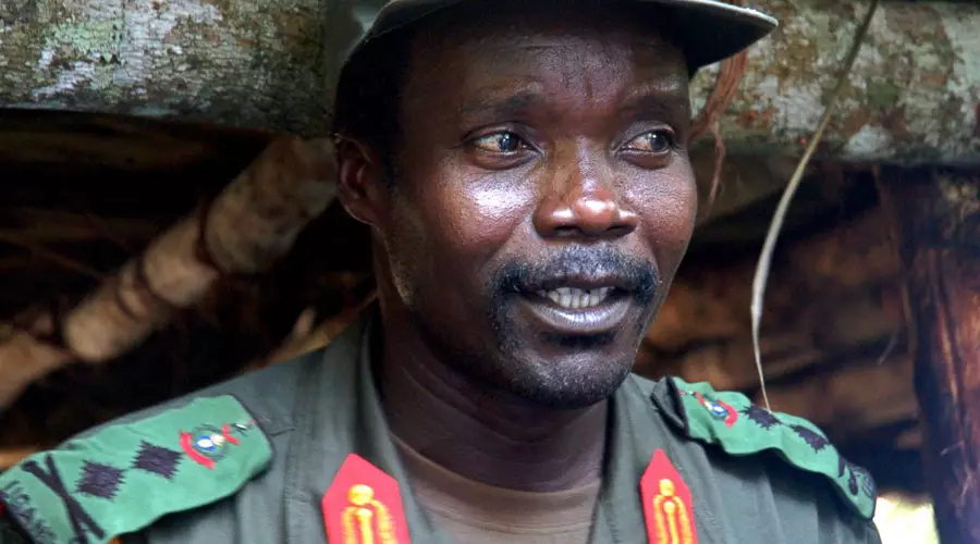 Joseph Koni Este ugandense organizou seu próprio exército e recrutou-o entre as crianças. Destacamentos do Exército de Resistência do Senhor opõem-se ao governo legítimo do país. Os lutadores de Kony são assassinos implacáveis, familiarizados com a metralhadora quase desde o berço. Durante seu reinado, o astuto pregador sequestrou mais de 35.000 crianças: cada uma delas foi treinada por vários meses, depois armada e enviada para limpar suas aldeias nativas. Desde 2005, quase todos os serviços secretos do mundo anunciaram a caça aos Cavalos, mas no momento não conseguiram capturá-lo.