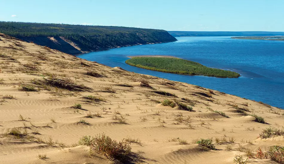 Du kan tage på en vandretur og se på fantastiske karstformationer eller enorme sandmassiver kaldet Tukulans.