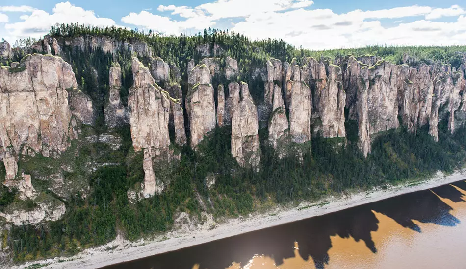 Naturparken "Lena Pillars" blev organiseret i midten af ​​90'erne, har et areal på 485 tusind hektar og består af to grene - "Søjler" og "Sinsky". Parkens hovedopgave er udvikling af økologisk turisme.