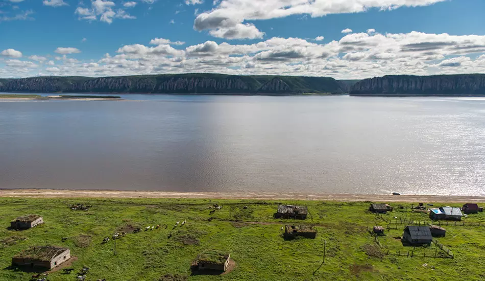 No entanto, não se deve esquecer que os Pilares de Lena estão localizados a apenas 140-200 quilômetros a sudoeste de Yakutsk, que é considerada uma das cidades mais frias do mundo. Portanto, vale a pena preparar-se bem antes de viajar.