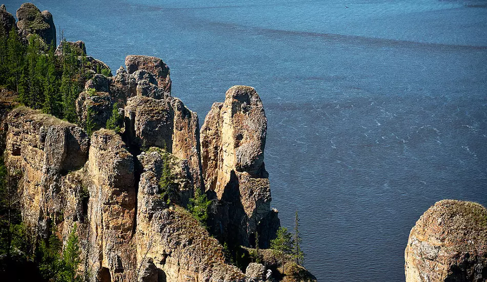 Uma mudança tectônica, que ocorreu cerca de 400.000 anos atrás, criou uma falha na bacia do Lena, elevando todo o território em 200 metros, e assim criou formações rochosas únicas.