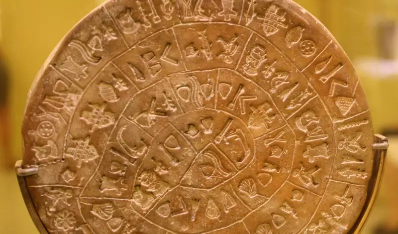 Diski ea Phaistos Disc ea Phaistos e fumanoe ka 1908 ke setsebi sa lintho tsa khale sa Italy Pernier. Rasaense eo o ile a fumana disc ea letsopa Kreta mme a ngola ka 1700 BC. Diski ea Phaistos e na le litlhaku tse makatsang tse eketsang mantsoe a ka bang 61. Ka kakaretso, boholo ba sechaba sa mahlale ha se ananele seo Pernier a se fumaneng e le sa nnete, empa ha ho motho ea ka fanang ka bopaki ba leshano.