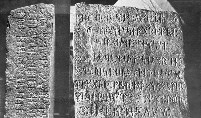 Kensington Runestone Το 1898, ένας Σουηδός μετανάστης ανακάλυψε μια αρχαία ταμπλέτα στη Μινεσότα - ένας άντρας απλά έκοβε δέντρα στην ιδιοκτησία του. Οι ειδικοί χρονολόγησαν το τεχνούργημα στο 1362. Πιστεύεται ότι εκείνη τη στιγμή δεν υπήρχε ούτε ένας Ευρωπαίος στη Βόρεια Αμερική.