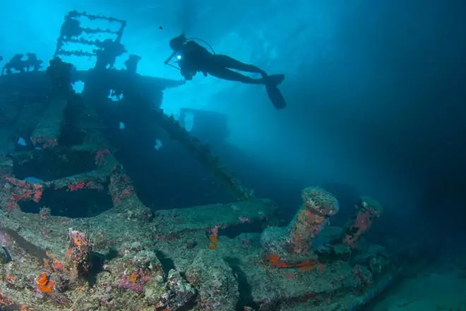 Underwater cemetery of technology: the Americans threw thousands of tanks into the water