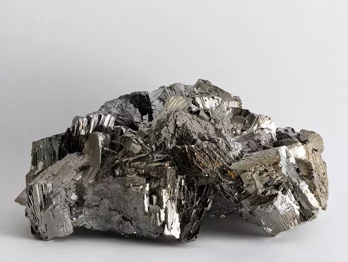 Arsenopyrit Arsenopyrit ass den Haaptmalzmineral fir d'Produktioun vun Arsen a seng Verbindungen. Et gëtt dacks Narrgold genannt. Wann se et fir d'Gold huelen, huelen se et mat. Versoen Är Hänn grëndlech ze wäschen an ze kachen oder mat hinnen ze iessen nom Kontakt mam Mineral kann zu eeschte Konsequenze féieren. Mat enger onbestänneger Konzentratioun kënnt Dir mat Féiwer, Appetitverloscht an Insomnia, grouss Dosen menacéieren mat Erbrechung, ofgeholl Blutdrock, Dehydratioun an aner Stéierungen am Kierper.