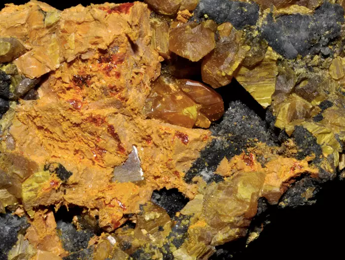 Orpiment E Sulfidklass Mineral dat benotzt gëtt fir Arsen ze produzéieren. Fir all seng extern Schéinheet ass de Mineral gëfteg a kann schwéier Vergëftung an d'Entwécklung vu Kriibs verursaachen. 0,05 Gramm Arsen ass eng fatal Dosis fir en Erwuessene. Wësse vun der Toxizitéit vum Mineral, an den alen Deeg hunn d'Chinesen d'Pfeile an de Pudder vum Oripigment erofgesat an op hir Feinde geschoss.