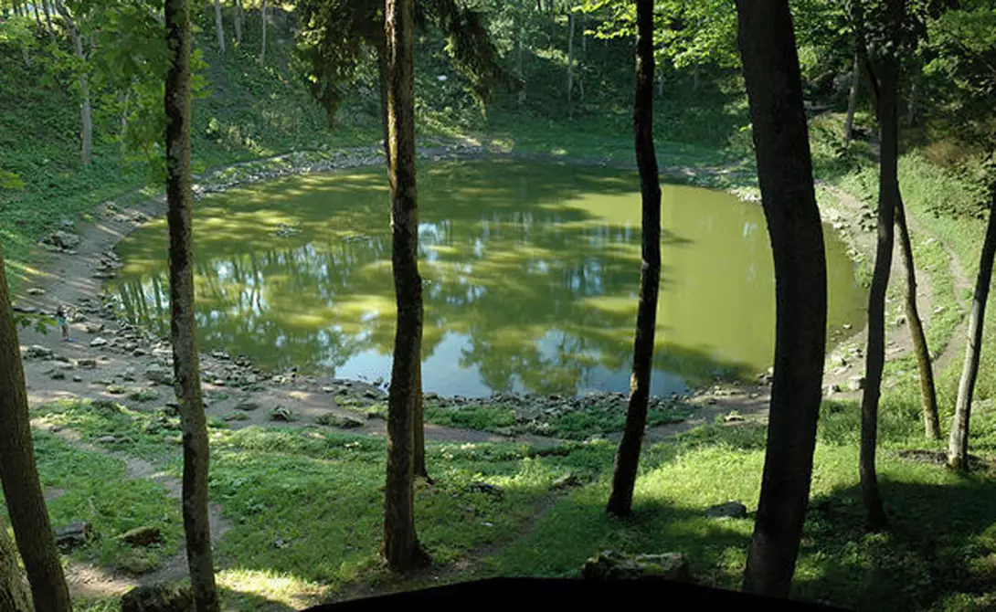 Kaali Crater Estonia Usa ka higanteng crater gikan sa usa ka higanteng meteorite nga nagbag-o sa milyon-milyon nga tuig sa usa ka gamay nga linaw nga puno sa hugaw nga tubig. Nagtuo ang mga arkeologo nga ang mga karaan nagtukod usa ka sagrado nga halaran dinhi ug nagdala sa mga pagsakripisyo sa tawo sa wala mailhi nga diyos nga kosmiko.