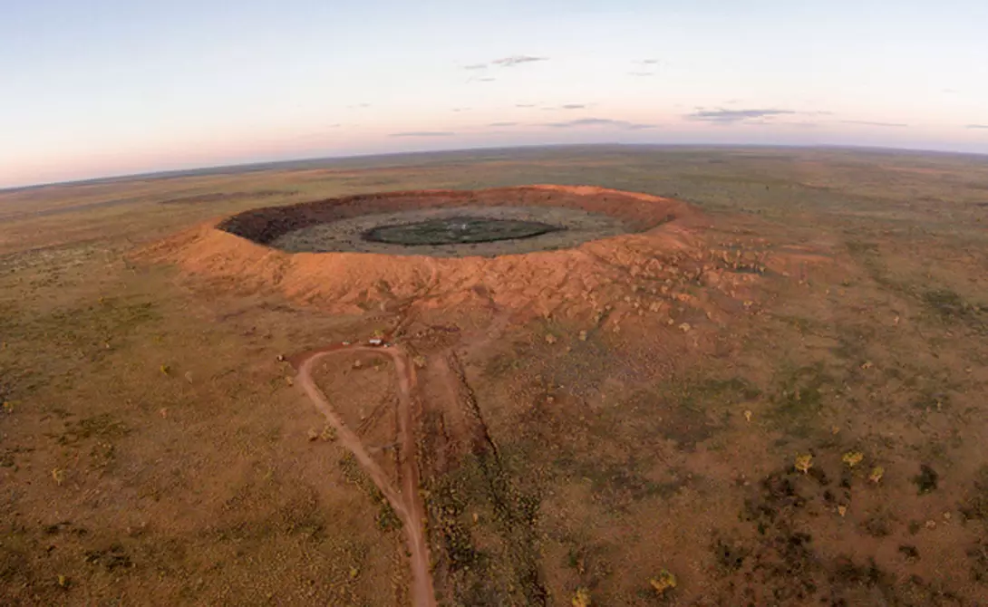 Wolf's Pit Australia Meteorit besi, dijuluki Wolfe Creek, beratnya sekitar 50.000 ton. Jika itu tidak jatuh di wilayah Australia, tetapi di suatu tempat di Eropa, Zaman Es baru hanya dapat memusnahkan umat manusia yang baru mulai dari muka bumi.