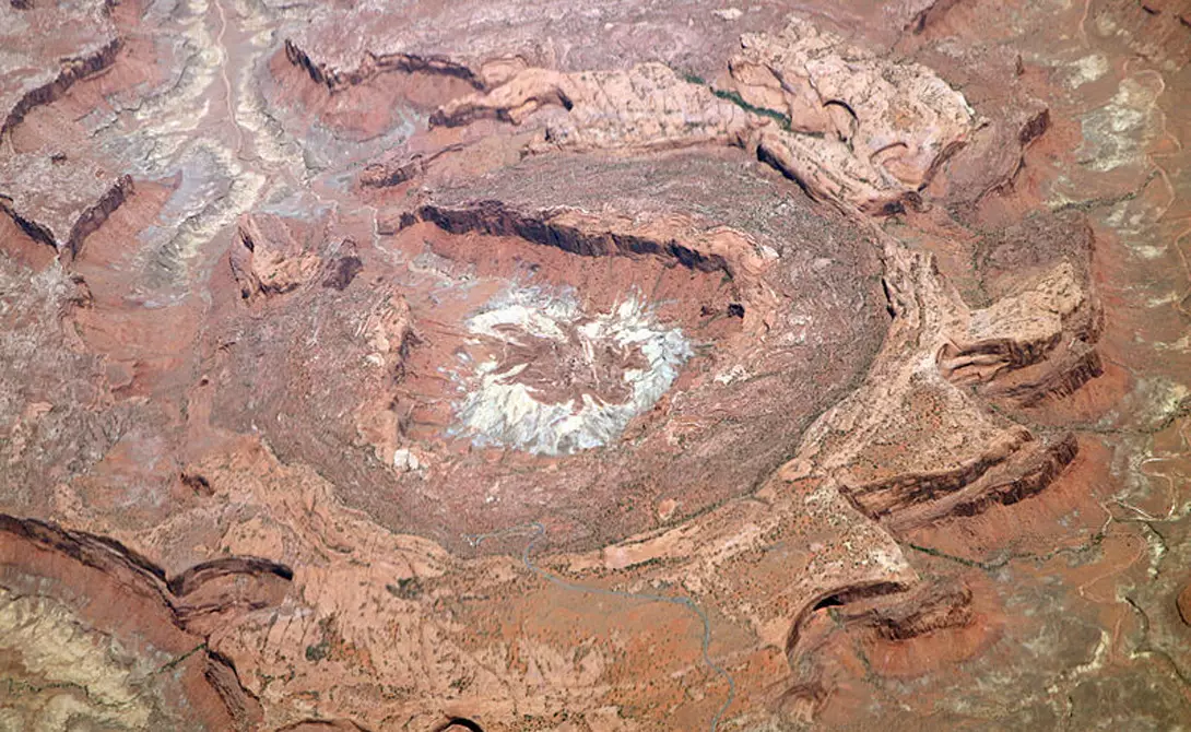 Ang Abhival USA Abhival, o Inverted Dome, nakadani sa mga turista gikan sa tibuuk kalibutan. Ang higanteng pormasyon, nga nagbahin sa Canyonlands National Park ngadto sa daghang mga sona, maisip nga usa sa labing karaan nga mga bunganga sa planeta - ang epekto nahitabo kaniadtong 170 ka milyon ka tuig na ang nakalabay.