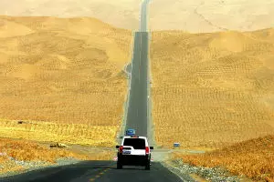 Tarim highway: bakit kailangan ng mga Tsino ng 500 km ng kalsada sa gitna ng isang walang disyerto