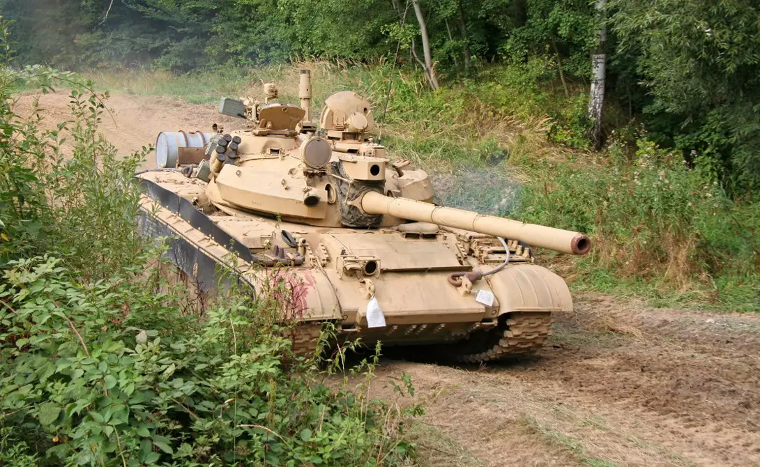 T-55 Desenvolvido pela primeira vez em meados da década de 1950, o T-55 tem um canhão de 100 mm e tem uma velocidade máxima de aproximadamente 52 km / h. Ao longo dos anos, o tanque foi modernizado repetidamente e agora foi oficialmente retirado de serviço. No entanto, ainda existem cerca de 2.800 veículos prontos para o combate na reserva.