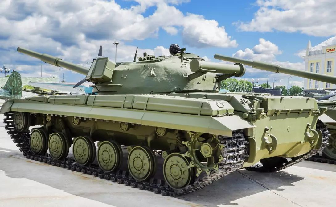 T-64 Каля двух з паловай тысяч танкаў гэтай мадэлі зараз знаходзяцца на кансервацыі. Вельмі ўдалую мадэль на Захадзе часта параўноўвалі з легендарным Т-34 і нездарма - у танка вельмі вялікі патэнцыял. Яго папярэдніка, мадэль Т-62, знялі з ўзбраення толькі ў 2011 годзе.