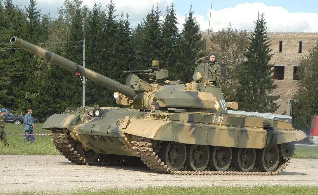 T-80UE-1 Em 2005, os tanques T-80UE-1 atualizados entraram em serviço com a Federação Russa. Em muitos aspectos, eles são muito semelhantes ao modelo anterior.