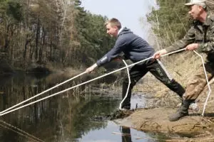 Gara gazýanlaryň tutmagy: iki sany ullakan magnit bilen süýräpdir