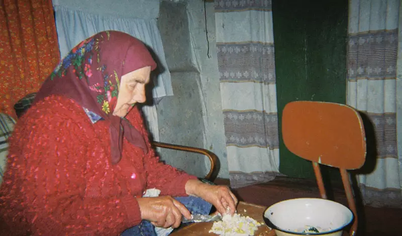 A poboación local come esta comida sucia, unha práctica que debería ter sido detida hai moito tempo. Por desgraza, neste momento, a xente simplemente non ten ningunha alternativa. A inestable economía de Ucraína, unha lenta guerra civil e unha dubidosa política exterior dan aos residentes locais só dúas opcións, unha delas é simplemente morrer de fame.