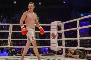 Jonge Russische MMA-vechter slaat een enorme zwarte pro neer