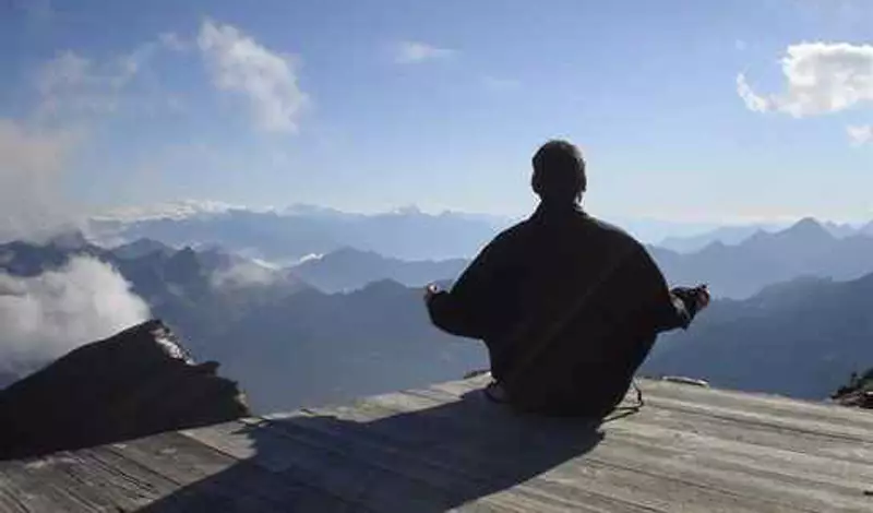 Meditacija Vrijedi obratiti pažnju na istočnjačke prakse. Istraživači su već dugo dokazali dobrobiti meditacije za ljudsko mentalno zdravlje. Odvojite samo deset minuta za organiziranje svojih misli: duboko disanje tonirat će vam cijelo tijelo i sniziti krvni tlak.