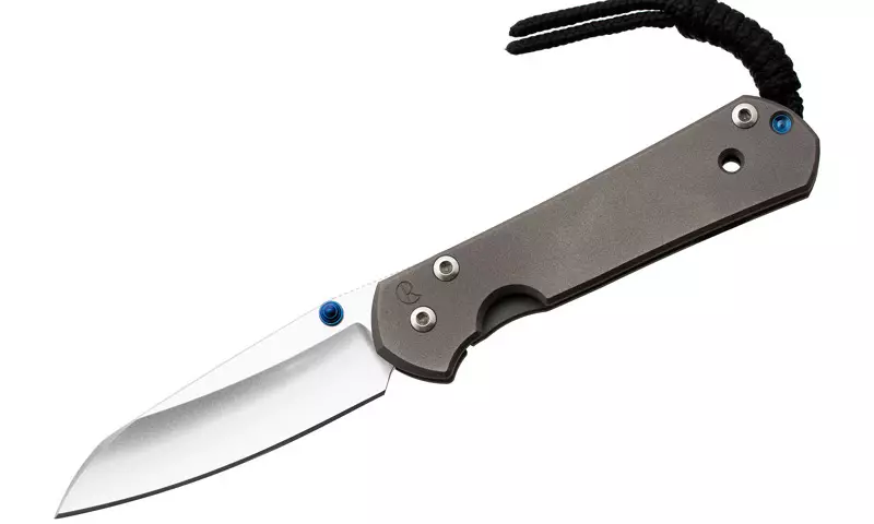 Chris Reeve Sebenza 21 Per 20 anni il famoso Sebenza del leggendario produttore di coltelli Chris Reeve ha servito con fede e verità a coloro che hanno fatto la loro scelta a favore di questo particolare modello. Il nome del coltello nella traduzione dalla lingua Zulu significa "lavorare", che caratterizza in modo più accurato il suo scopo. Il Sebenza 21 aggiornato, oltre al suo design semplice e affidabile, ha ricevuto smussi più aggressivi sull'impugnatura e un nuovo sistema di bloccaggio.