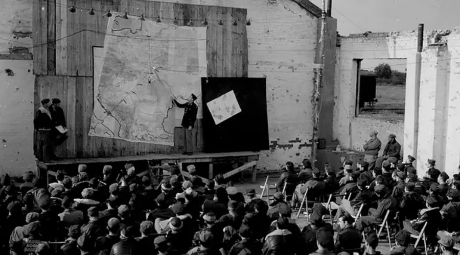 Première mission Début juin 1944, la première mission militaire sous les auspices de l'opération Frantic a lieu. 200 forteresses volantes, Boeing B-17 Flying Fortress, a décollé de l'aérodrome italien, a mené un bombardement très efficace de la ville hongroise de Debrecen et a atterri sur une piste secrète près de Poltava. Trois jours plus tard, le même détachement, accompagné de gardes combattants, a frappé les unités roumaines du Troisième Reich.