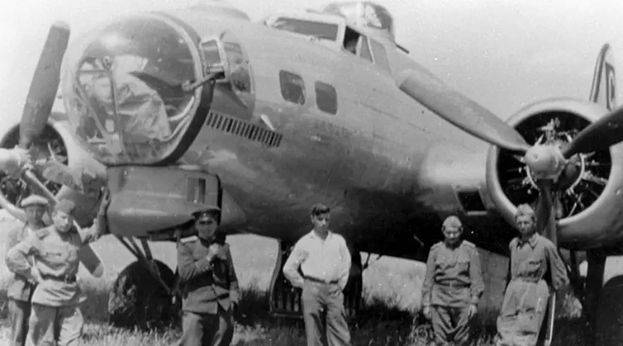 Le loup montre ses dents La première et la deuxième opération ont été considérées comme très réussies. Mais les alliés n'ont pas tenu compte du professionnalisme et de la formation des pilotes de la Luftwaffe. Après la deuxième mission, un pilote allemand a suivi un escadron de "forteresses" à une certaine distance et a réussi à retirer des données sur l'existence d'une base secrète de Poltava.