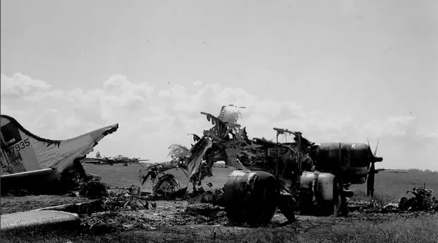 Serangan Udara Pada tanggal 22 Juni, sebuah penerbangan dari 75 pembom Heinkel Jerman muncul di langit Poltava. Baik Amerika dan Rusia sangat yakin bahwa pangkalan itu tidak dapat dideteksi sehingga mereka bahkan tidak melengkapinya dengan radar. Pilot sekutu tidak bisa bertarung di malam hari, senjata antipesawat juga gagal melumpuhkan satu pun pesawat Jerman.