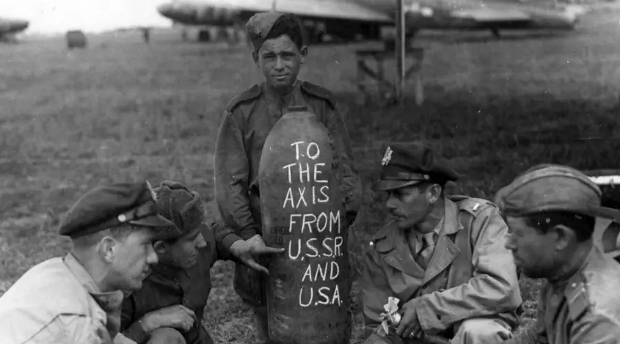 Perdoj En unu sukcesa atako, Luftwaffe-pilotoj detruis 64 Flugan Fortikaĵon Boeing B-17, plurajn batalantojn, 25 sovetiajn transportojn kaj bombis deponejojn de armiloj. Por Usono, la perdo de tiom da strategiaj bombistoj samtempe estis terura bato.