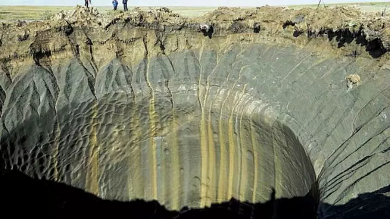 Ang mga methane bubble nga mga yuta nga Permafrost naila sa dugang nga sulud sa methane, nga nagkolekta sa taas nga sapaw sa porma sa relict gas hydrates. Kung ang mga sapaw niini natunaw, ang methane gibuhian ug misaka sa ibabaw pinaagi sa mga liki sa tinapay sa yuta. Apan ang gibag-on sa yelo nga yuta dako pa kaayo: ang presyur sa compressed gas mosangpot sa pagporma sa usa ka klase nga bula, klaro nga makita gikan sa mga imahe sa satellite. Ingon usab niini ang Yamal funnel.