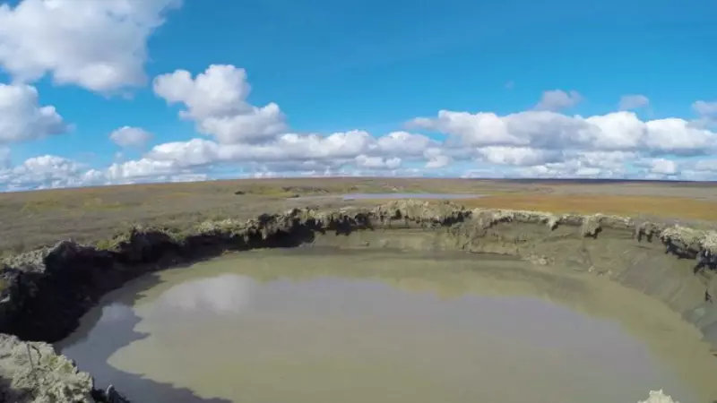 Tundra Lake E oʻo mai i le taimi nei, e leai se isi faʻamalama i Yamal. O le lapoʻa tele ua faʻatumuina atoa i vai ma ua avea nei ma se tasi o le tele o vaituloto tundra i le peninsula.