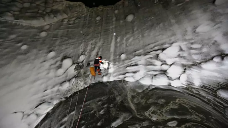 Getaran Bumi Sejak saat itu, beberapa formasi alam yang lebih mirip telah muncul di tundra di wilayah Yamal-Nenets Okrug. Tidak ada satu pun corong yang mencapai proporsi raksasa, tetapi semuanya muncul karena perubahan iklim. Pemanasan global bukanlah mitos. Planet kita berubah lebih cepat dan lebih cepat dan bukan fakta bahwa akan ada tempat bagi seseorang di dunia baru.