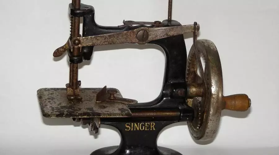 Palladium Hayaan ka naming babalaan kaagad: walang kumpirmasyon ng impormasyong ito - ngunit wala rin ang pagpapabula. Pinaniniwalaang ang mga bahagi ng unang Singer sewing machine ay ginawa mula sa paladium. At ang halaga ng metal na ito ay maraming beses na mas mataas kaysa sa halaga ng ginto. Maaaring maunawaan ng isa kung bakit ang mga antigo (at crooks) mula sa buong mundo ay naghabol pa rin ng mga maagang modelo ng kotse.