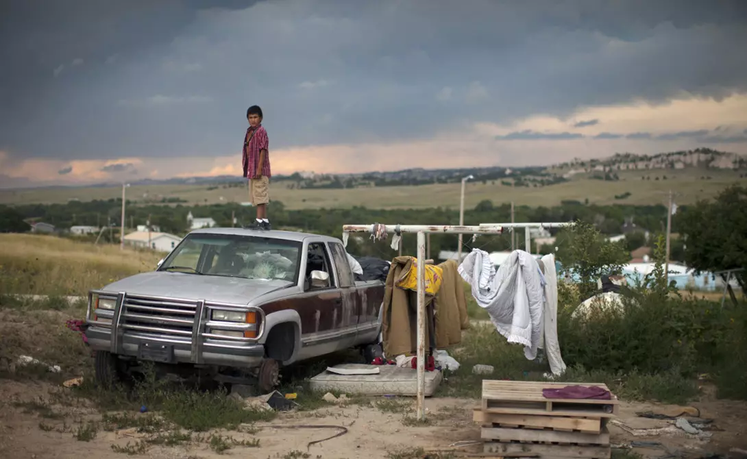 Lakota Estatu Batuak 1868an, Lakota Sioux tribuak akordioa sinatu zuen Estatu Batuetako gobernuarekin. Haren arabera, Black Hills atzera egin zuten indiarrek betirako. Urte batzuk geroago, urrea aurkitu zen mendietan - indioak, noski, trapu zikinekin urrundu zituzten. Ehun urte geroago, auzitegi estatubatuar batek Lakotari kalte-ordaina ematea erabaki zuen, baina Redskins harroek ez zuten dirua hartu. Eta 2007an, Lakotako Errepublika, estatu burujabea, sortzea iragarri zuten. Estatu Batuek, noski, ez zuten aitortu, baina, gainera, ez dute presarik populazio indigenekin liskar egiteko. Euren arauen arabera bizi dira.