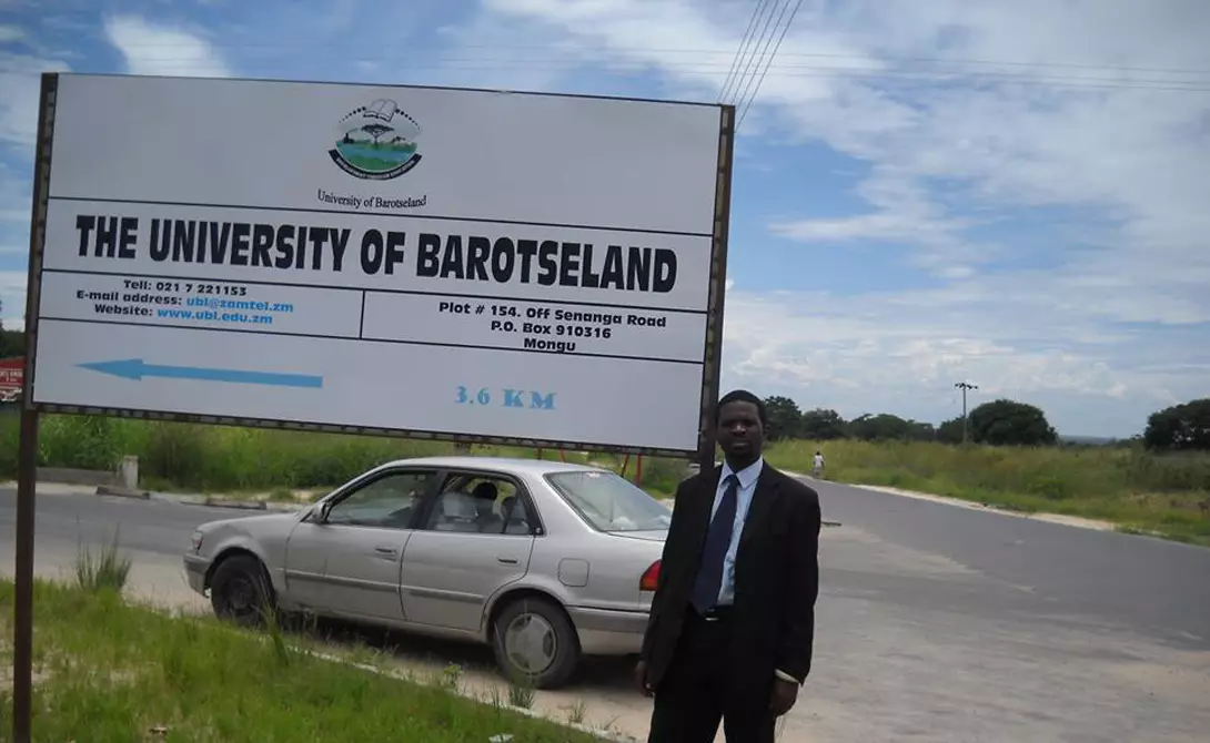 Barotseland Zambia mundu modernoko mugikorreko erresuma bakarra. Urtero, Zambezi ibaiak gainezka egiten du, larreak gainezka eta jendea inguru horretan gorago mugitzera behartzen du. Erresumaren historia bost mende daramatza, baina oraindik ez dute beste herrialde batzuek aitortzen.