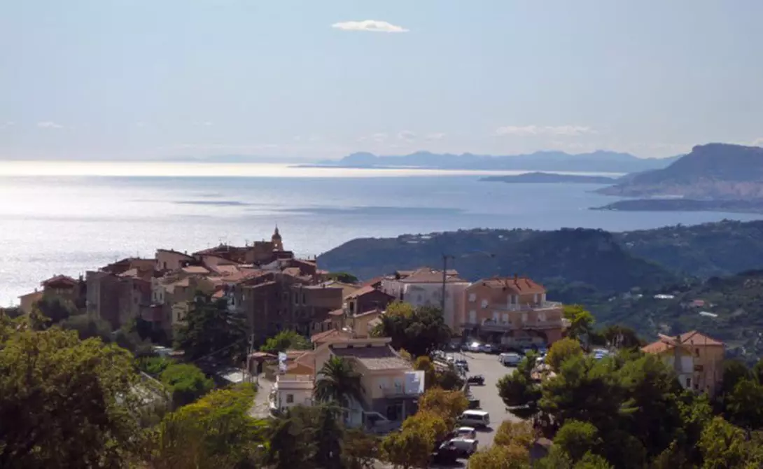 Seborga Italien Beläget nära den italienska gränsen till Monaco, är Seborga skyldig sin oberoende till chefen för blomkooperativet, Giorgio Carbone. På jakt efter en billig plats för sin webbplats, plockade den här killen gamla dokument och fann plötsligt att staden ingenstans är listad som en del av Italien. Seborga betalar fortfarande skatt till Italien, men lokalbefolkningen ser sig som en separat nation.